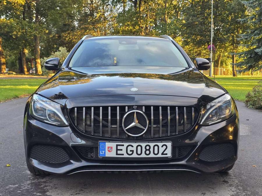 Черный Мерседес Ц 350 2017 в Вильнюс, объемом двигателя 1.99 л и пробегом 219 тыс. км за 14400 €, фото 1 на AUTOMOTO.COM.LV