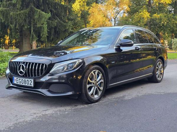 Черный Мерседес Ц 350 2017 в Вильнюс, объемом двигателя 1.99 л и пробегом 219 тыс. км за 14400 €, фото 3 на AUTOMOTO.COM.LV