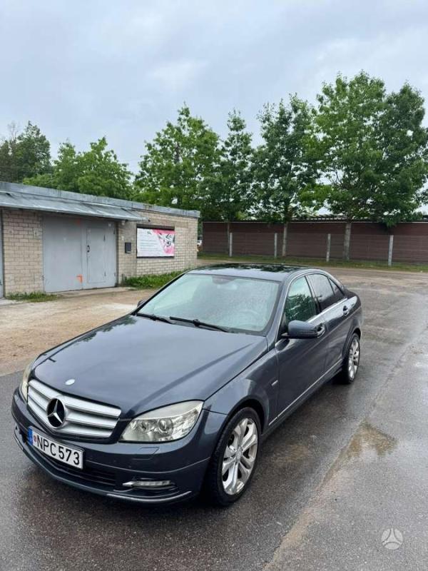 Синий Мерседес Ц 350 2010 в Плунге, объемом двигателя 3.00 л и пробегом 402 тыс. км за 5500 €, фото 1 на AUTOMOTO.COM.LV