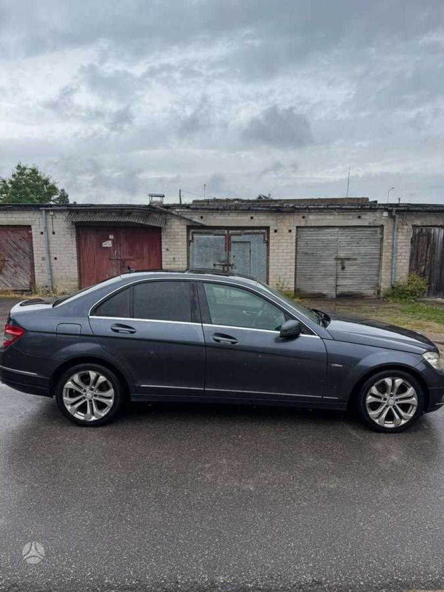 Blue Mercedes-Benz C 350 2010 in Plunge, with an engine capacity of 3.00 L and mileage of 402 thousand km for 5500 €, photo 3 on AUTOMOTO.COM.LV