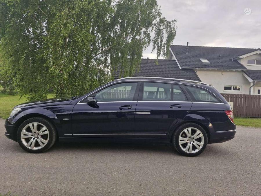 Синий Мерседес Ц 350 2010 в Вильнюс, объемом двигателя 3.00 л и пробегом 262 тыс. км за 4950 €, фото 3 на AUTOMOTO.COM.LV
