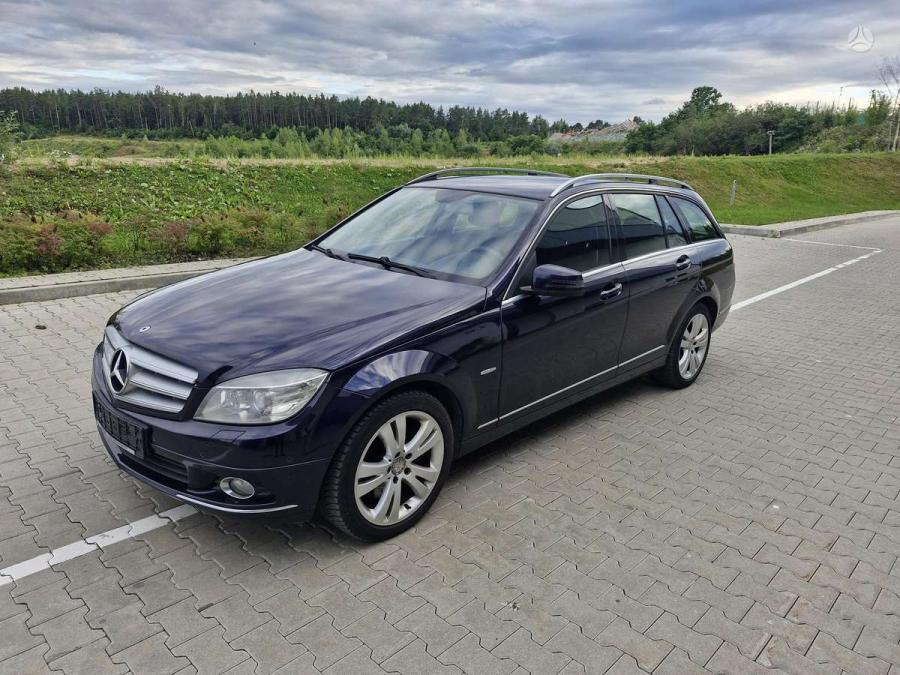 Синий Мерседес Ц 350 2010 в Вильнюс, объемом двигателя 3.00 л и пробегом 255 тыс. км за 3750 €, фото 1 на AUTOMOTO.COM.LV