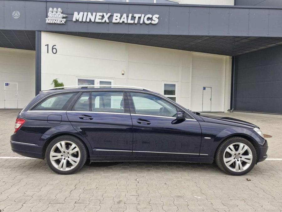 Синий Мерседес Ц 350 2010 в Вильнюс, объемом двигателя 3.00 л и пробегом 255 тыс. км за 3750 €, фото 3 на AUTOMOTO.COM.LV