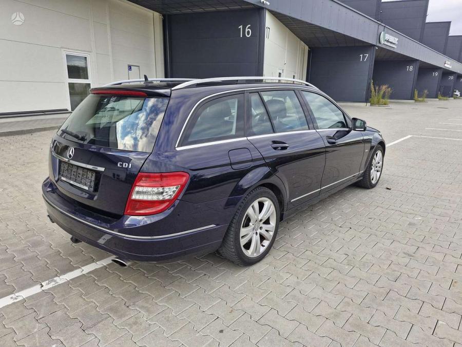 Синий Мерседес Ц 350 2010 в Вильнюс, объемом двигателя 3.00 л и пробегом 255 тыс. км за 3750 €, фото 4 на AUTOMOTO.COM.LV