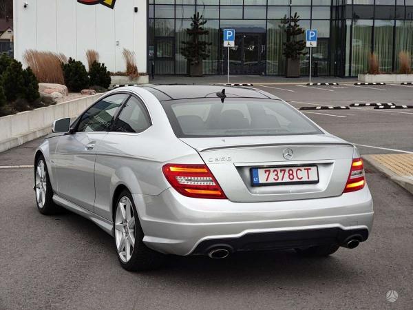Pelēks Mercedes-Benz C 350 2012 Viļņa, ar dzinēja tilpumu 3.50 L un nobraukumu 152 tūkst. km par 11100 €, foto 5 vietnē AUTOMOTO.COM.LV