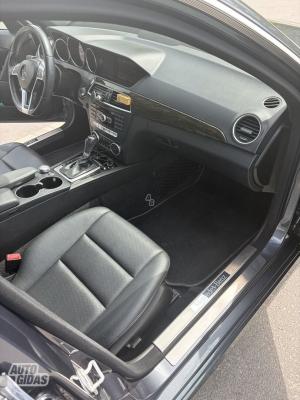 Pelēks Mercedes-Benz C 350 2014 Šauļi, ar dzinēja tilpumu 3.50 L un nobraukumu 229 tūkst. km par 9300 €, foto 7 vietnē AUTOMOTO.COM.LV