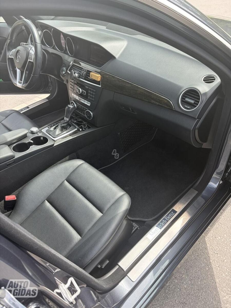 Pelēks Mercedes-Benz C 350 2014 Šauļi, ar dzinēja tilpumu 3.50 L un nobraukumu 229 tūkst. km par 9300 €, foto 7 vietnē AUTOMOTO.COM.LV