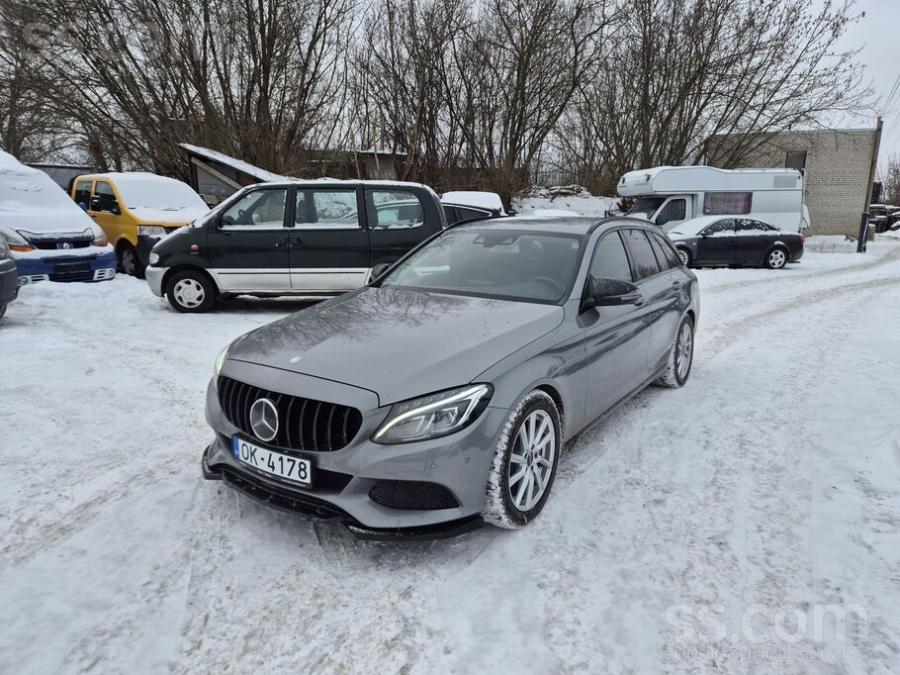 Grey Mercedes-Benz C 350 2015 in Riga, with an engine capacity of 2.00 L and mileage of 246 thousand km for 14990 €, photo 4 on AUTOMOTO.COM.LV