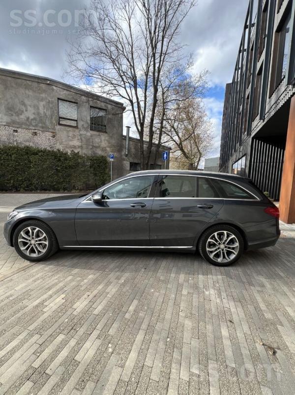 Grey Mercedes-Benz C 350 2015 in Riga, with an engine capacity of 2.00 L and mileage of 219 thousand km for 13990 €, photo 4 on AUTOMOTO.COM.LV