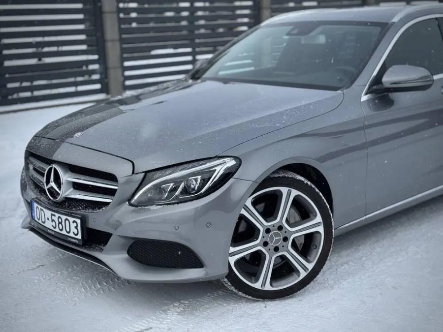 Серый Мерседес Ц 350 2015 в Елгава, объемом двигателя 2.00 л и пробегом 263 тыс. км за 11000 €, фото 3 на AUTOMOTO.COM.LV