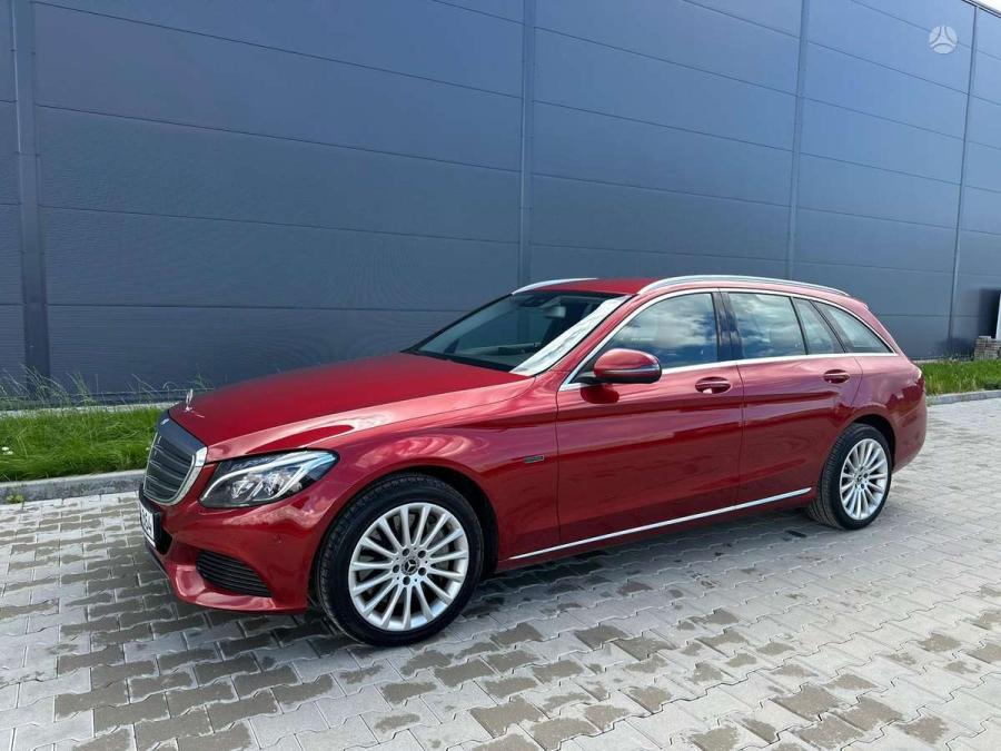Красный Мерседес Ц 350 2018 в Клайпеда, объемом двигателя 2.00 л и пробегом 117 тыс. км за 16300 €, фото 1 на AUTOMOTO.COM.LV