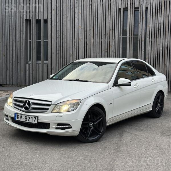 White Mercedes-Benz C 350 2010 in Riga, with an engine capacity of 3.00 L and mileage of 378 thousand km for 5600 €, photo 4 on AUTOMOTO.COM.LV