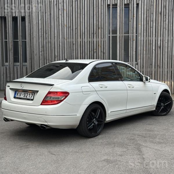White Mercedes-Benz C 350 2010 in Riga, with an engine capacity of 3.00 L and mileage of 378 thousand km for 5600 €, photo 6 on AUTOMOTO.COM.LV