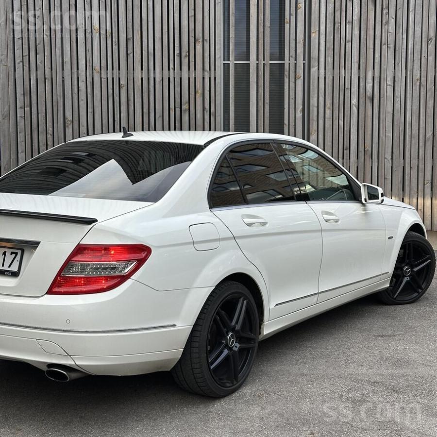 White Mercedes-Benz C 350 2010 in Riga, with an engine capacity of 3.00 L and mileage of 378 thousand km for 5600 €, photo 7 on AUTOMOTO.COM.LV