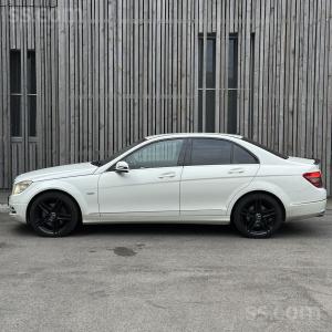 White Mercedes-Benz C 350 2010 in Riga, with an engine capacity of 3.00 L and mileage of 378 thousand km for 5600 €, photo 11 on AUTOMOTO.COM.LV
