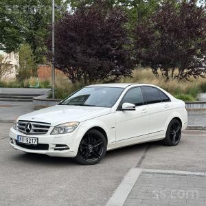 White Mercedes-Benz C 350 2010 in Riga, with an engine capacity of 3.00 L and mileage of 378 thousand km for 5600 €, photo 18 on AUTOMOTO.COM.LV