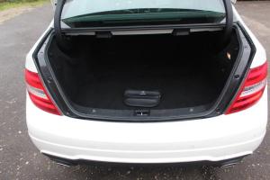 White Mercedes-Benz C 350 2012 in Liepaja, with an engine capacity of 3.50 L and mileage of 128 thousand km for 12700 €, photo 6 on AUTOMOTO.COM.LV