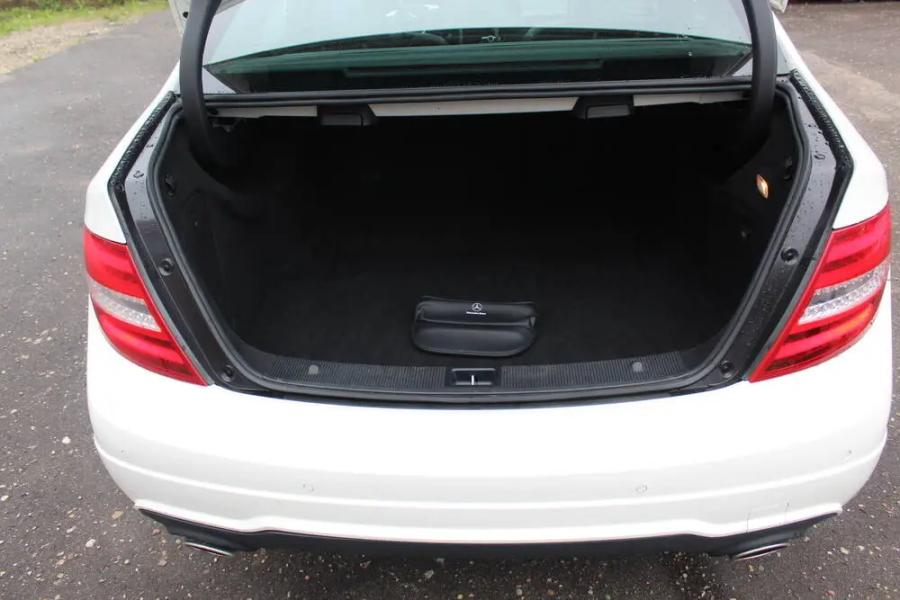 White Mercedes-Benz C 350 2012 in Liepaja, with an engine capacity of 3.50 L and mileage of 128 thousand km for 12700 €, photo 6 on AUTOMOTO.COM.LV