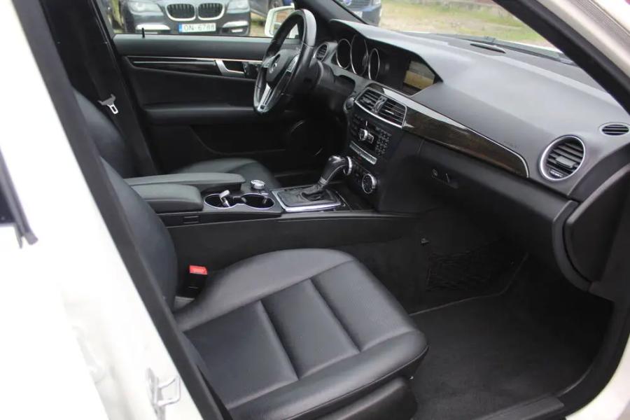White Mercedes-Benz C 350 2012 in Liepaja, with an engine capacity of 3.50 L and mileage of 128 thousand km for 12700 €, photo 9 on AUTOMOTO.COM.LV