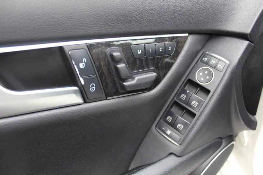 White Mercedes-Benz C 350 2012 in Liepaja, with an engine capacity of 3.50 L and mileage of 128 thousand km for 12700 €, photo 12 on AUTOMOTO.COM.LV