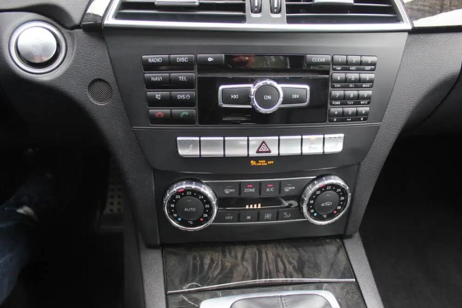 White Mercedes-Benz C 350 2012 in Liepaja, with an engine capacity of 3.50 L and mileage of 128 thousand km for 12700 €, photo 14 on AUTOMOTO.COM.LV