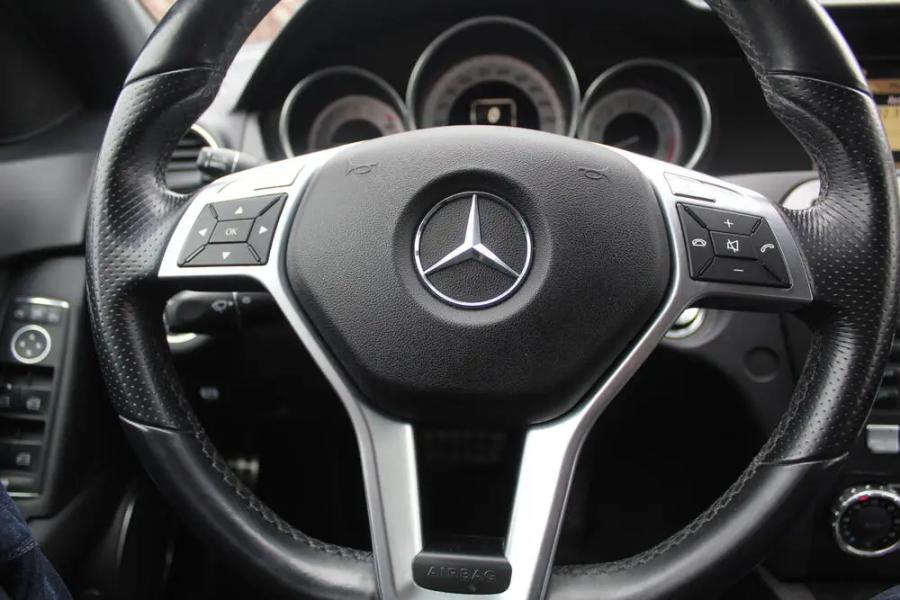 White Mercedes-Benz C 350 2012 in Liepaja, with an engine capacity of 3.50 L and mileage of 128 thousand km for 12700 €, photo 15 on AUTOMOTO.COM.LV