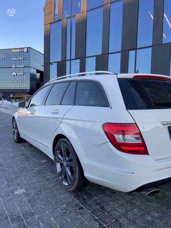 White Mercedes-Benz C 350 2011 in Kaunas, with an engine capacity of 2.99 L and mileage of 345 thousand km for 7000 €, photo 3 on AUTOMOTO.COM.LV