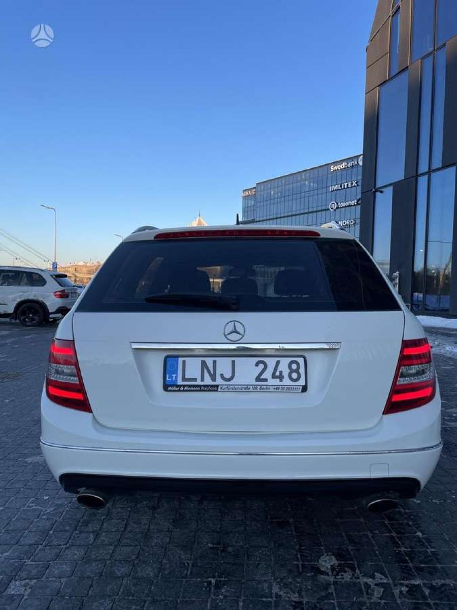 White Mercedes-Benz C 350 2011 in Kaunas, with an engine capacity of 2.99 L and mileage of 345 thousand km for 7000 €, photo 4 on AUTOMOTO.COM.LV