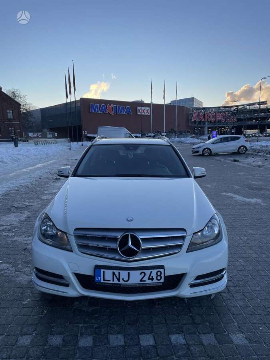 White Mercedes-Benz C 350 2011 in Kaunas, with an engine capacity of 2.99 L and mileage of 345 thousand km for 7000 €, photo 6 on AUTOMOTO.COM.LV