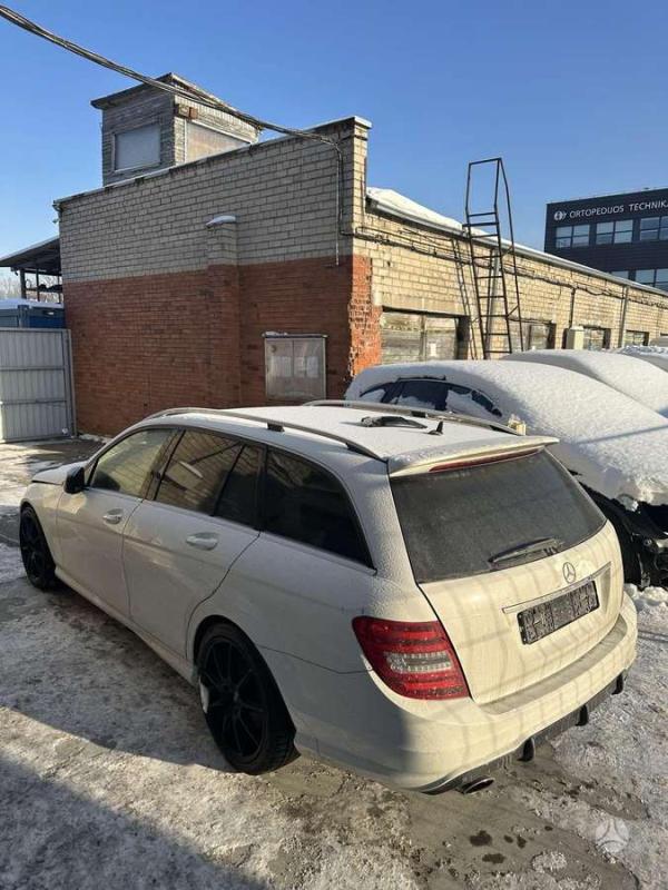 White Mercedes-Benz C 350 2013 in Kaunas, with an engine capacity of 2.99 L and mileage of 230 thousand km for 4200 €, photo 4 on AUTOMOTO.COM.LV
