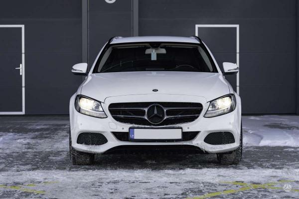 White Mercedes-Benz C 350 2015 in Vilnius, with an engine capacity of 2.00 L and mileage of 233 thousand km for 12000 €, photo 2 on AUTOMOTO.COM.LV