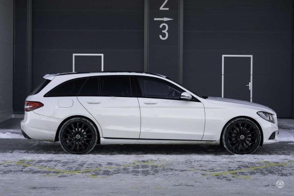 White Mercedes-Benz C 350 2015 in Vilnius, with an engine capacity of 2.00 L and mileage of 233 thousand km for 12000 €, photo 7 on AUTOMOTO.COM.LV