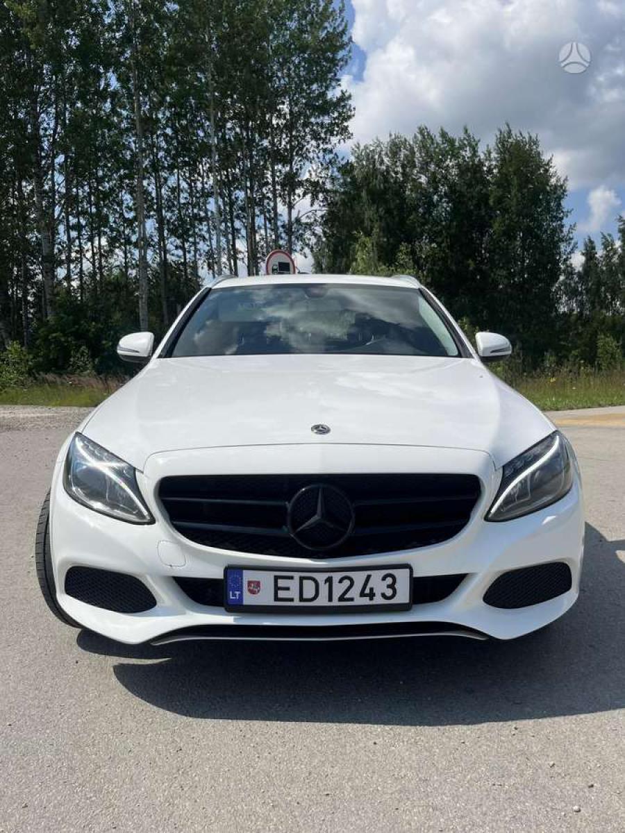 Белый Мерседес Ц 350 2016 в Шяуляй, объемом двигателя 2.00 л и пробегом 307 тыс. км за 10000 €, фото 3 на AUTOMOTO.COM.LV