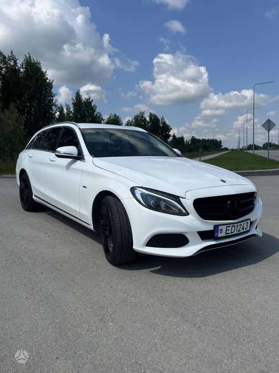 Белый Мерседес Ц 350 2016 в Шяуляй, объемом двигателя 2.00 л и пробегом 307 тыс. км за 10000 €, фото 4 на AUTOMOTO.COM.LV