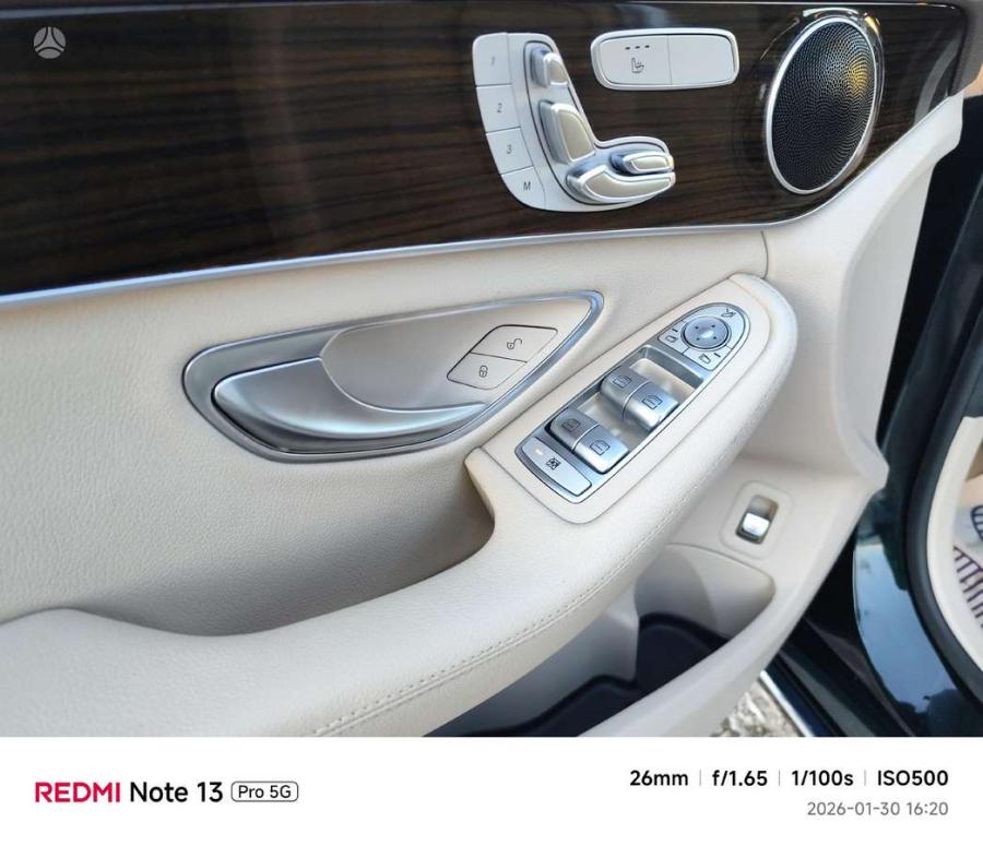 Green Mercedes-Benz c-400 2019 in Kaunas, with an engine capacity of 3.00 L and mileage of 105 thousand km for 25950 €, photo 18 on AUTOMOTO.COM.LV