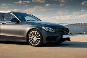 Pelēks Mercedes-Benz c-400 2016 Viļņa, ar dzinēja tilpumu 3.00 L un nobraukumu 170 tūkst. km par 19700 €, foto 7 vietnē AUTOMOTO.COM.LV