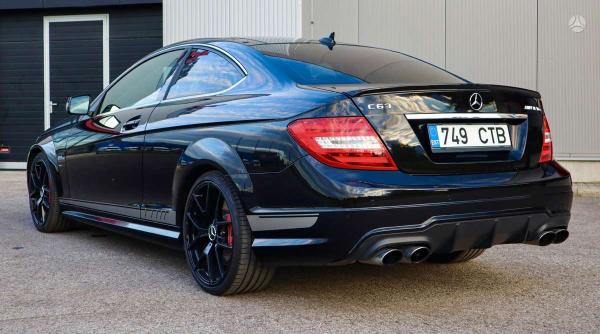 Black Mercedes-Benz C 63 AMG 2014 in Voru, with an engine capacity of 6.21 L and mileage of 123 thousand km for 38000 €, photo 4 on AUTOMOTO.COM.LV