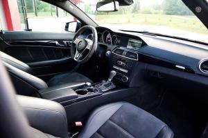 Melns Mercedes-Benz C 63 AMG 2014 Veru, ar dzinēja tilpumu 6.21 L un nobraukumu 123 tūkst. km par 38000 €, foto 6 vietnē AUTOMOTO.COM.LV