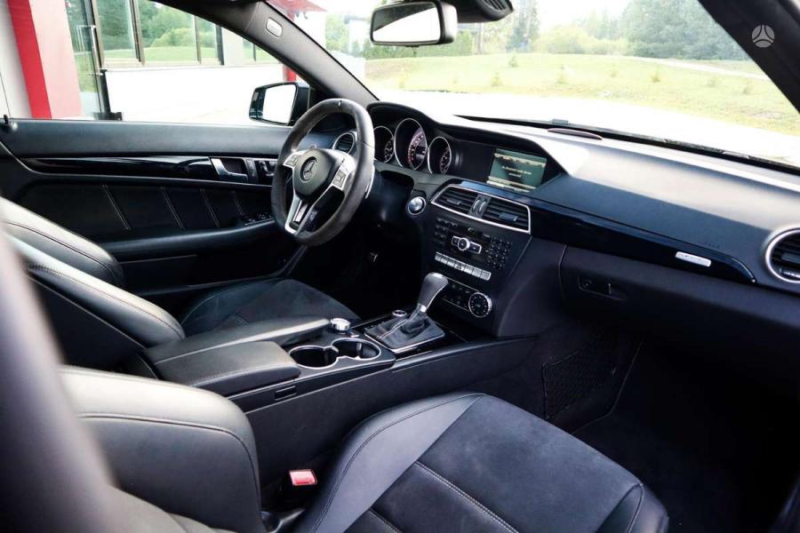 Melns Mercedes-Benz C 63 AMG 2014 Veru, ar dzinēja tilpumu 6.21 L un nobraukumu 123 tūkst. km par 38000 €, foto 6 vietnē AUTOMOTO.COM.LV