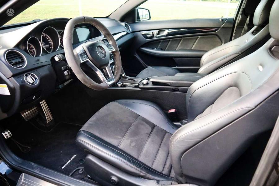 Melns Mercedes-Benz C 63 AMG 2014 Veru, ar dzinēja tilpumu 6.21 L un nobraukumu 123 tūkst. km par 38000 €, foto 8 vietnē AUTOMOTO.COM.LV