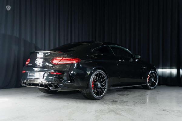 Melns Mercedes-Benz C 63 AMG 2020 Viļņa, ar dzinēja tilpumu 3.98 L un nobraukumu 66 tūkst. km par 51500 €, foto 4 vietnē AUTOMOTO.COM.LV