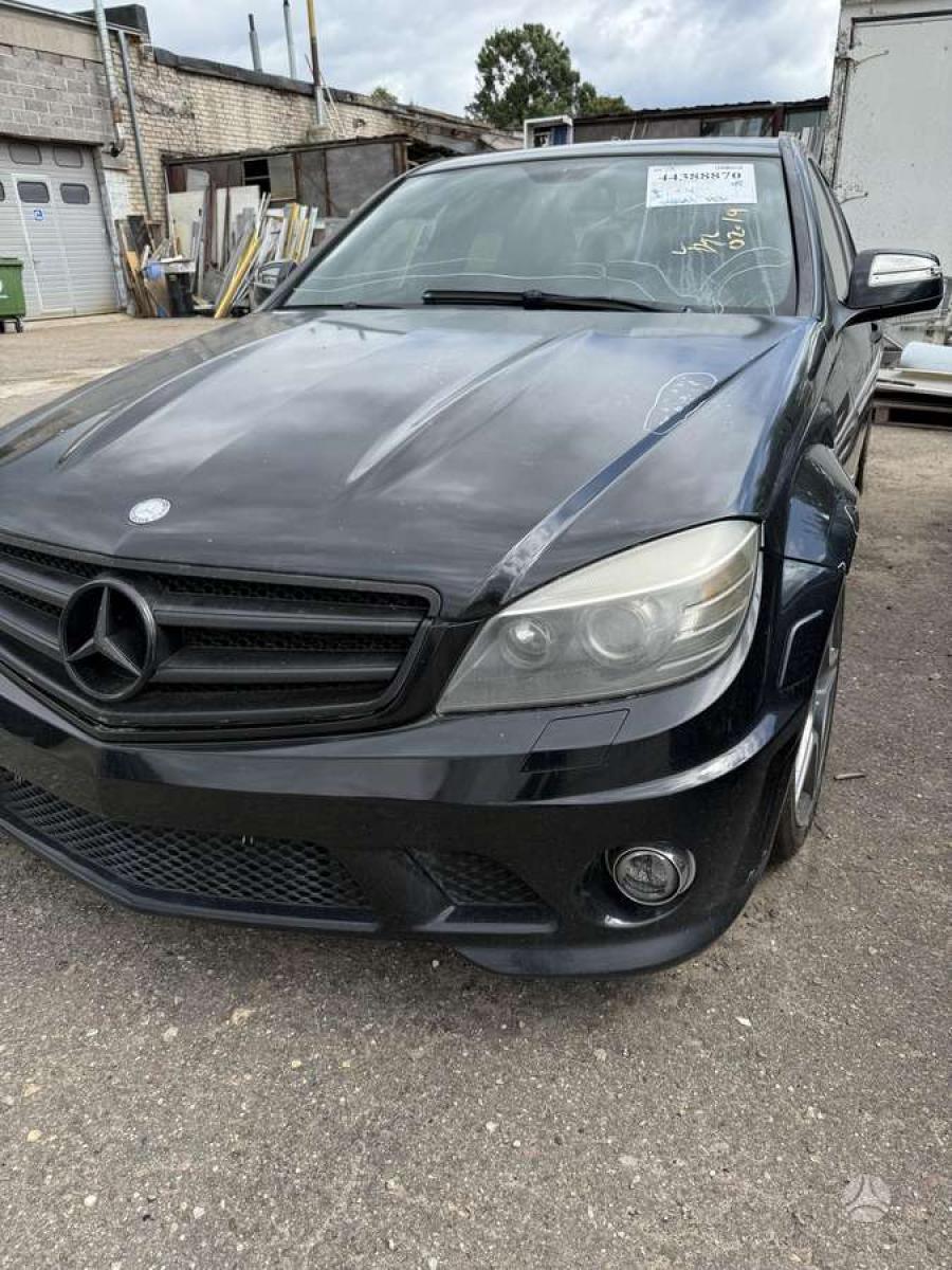 Melns Mercedes-Benz C 63 AMG 2008 Viļņa, ar dzinēja tilpumu 6.21 L un nobraukumu 239 tūkst. km par 12900 €, foto 3 vietnē AUTOMOTO.COM.LV