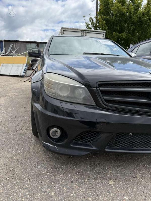 Melns Mercedes-Benz C 63 AMG 2008 Viļņa, ar dzinēja tilpumu 6.21 L un nobraukumu 239 tūkst. km par 12900 €, foto 3 vietnē AUTOMOTO.COM.LV