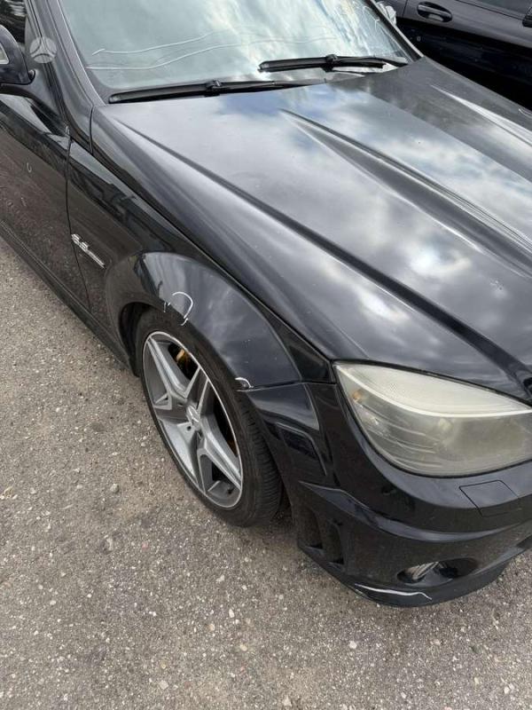 Melns Mercedes-Benz C 63 AMG 2008 Viļņa, ar dzinēja tilpumu 6.21 L un nobraukumu 239 tūkst. km par 12900 €, foto 4 vietnē AUTOMOTO.COM.LV
