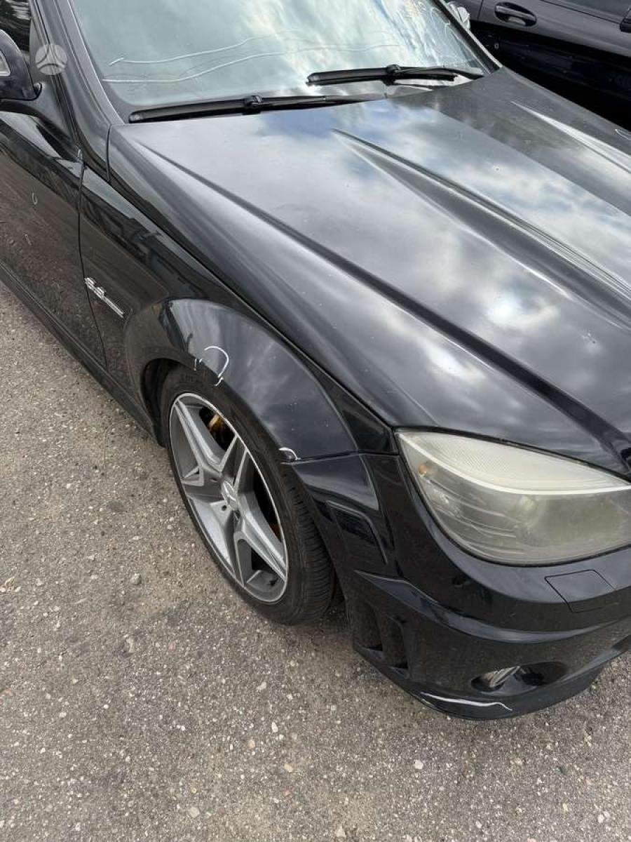 Melns Mercedes-Benz C 63 AMG 2008 Viļņa, ar dzinēja tilpumu 6.21 L un nobraukumu 239 tūkst. km par 12900 €, foto 5 vietnē AUTOMOTO.COM.LV