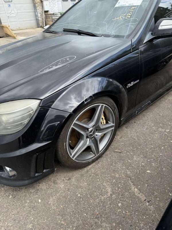 Melns Mercedes-Benz C 63 AMG 2008 Viļņa, ar dzinēja tilpumu 6.21 L un nobraukumu 239 tūkst. km par 12900 €, foto 5 vietnē AUTOMOTO.COM.LV