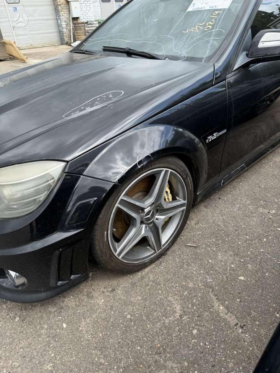 Melns Mercedes-Benz C 63 AMG 2008 Viļņa, ar dzinēja tilpumu 6.21 L un nobraukumu 239 tūkst. km par 12900 €, foto 6 vietnē AUTOMOTO.COM.LV