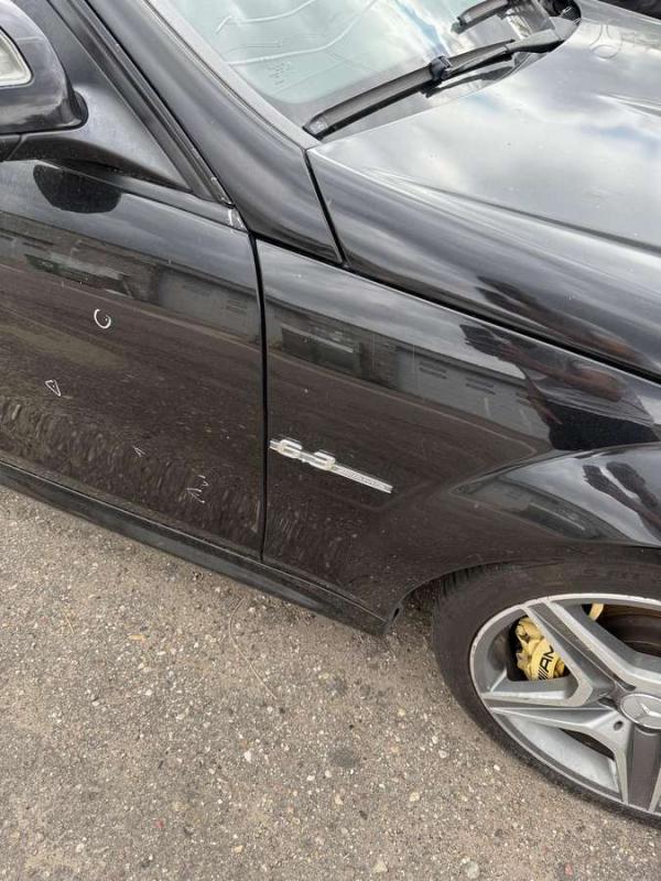 Melns Mercedes-Benz C 63 AMG 2008 Viļņa, ar dzinēja tilpumu 6.21 L un nobraukumu 239 tūkst. km par 12900 €, foto 6 vietnē AUTOMOTO.COM.LV