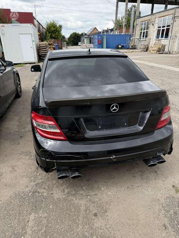 Melns Mercedes-Benz C 63 AMG 2008 Viļņa, ar dzinēja tilpumu 6.21 L un nobraukumu 239 tūkst. km par 12900 €, foto 7 vietnē AUTOMOTO.COM.LV