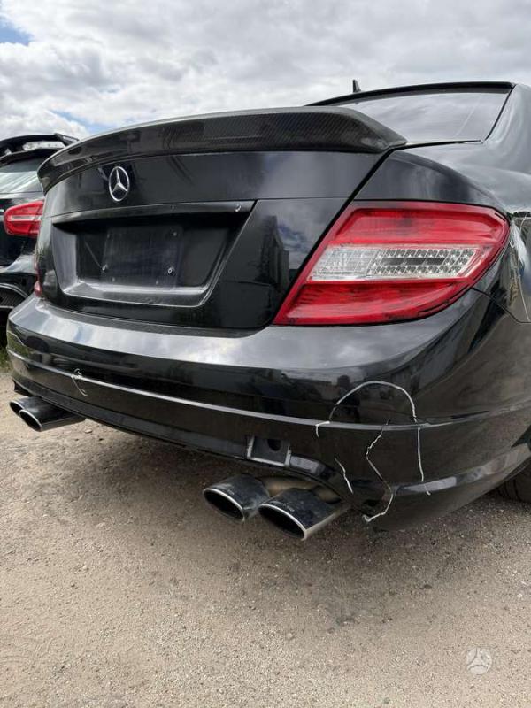 Melns Mercedes-Benz C 63 AMG 2008 Viļņa, ar dzinēja tilpumu 6.21 L un nobraukumu 239 tūkst. km par 12900 €, foto 8 vietnē AUTOMOTO.COM.LV
